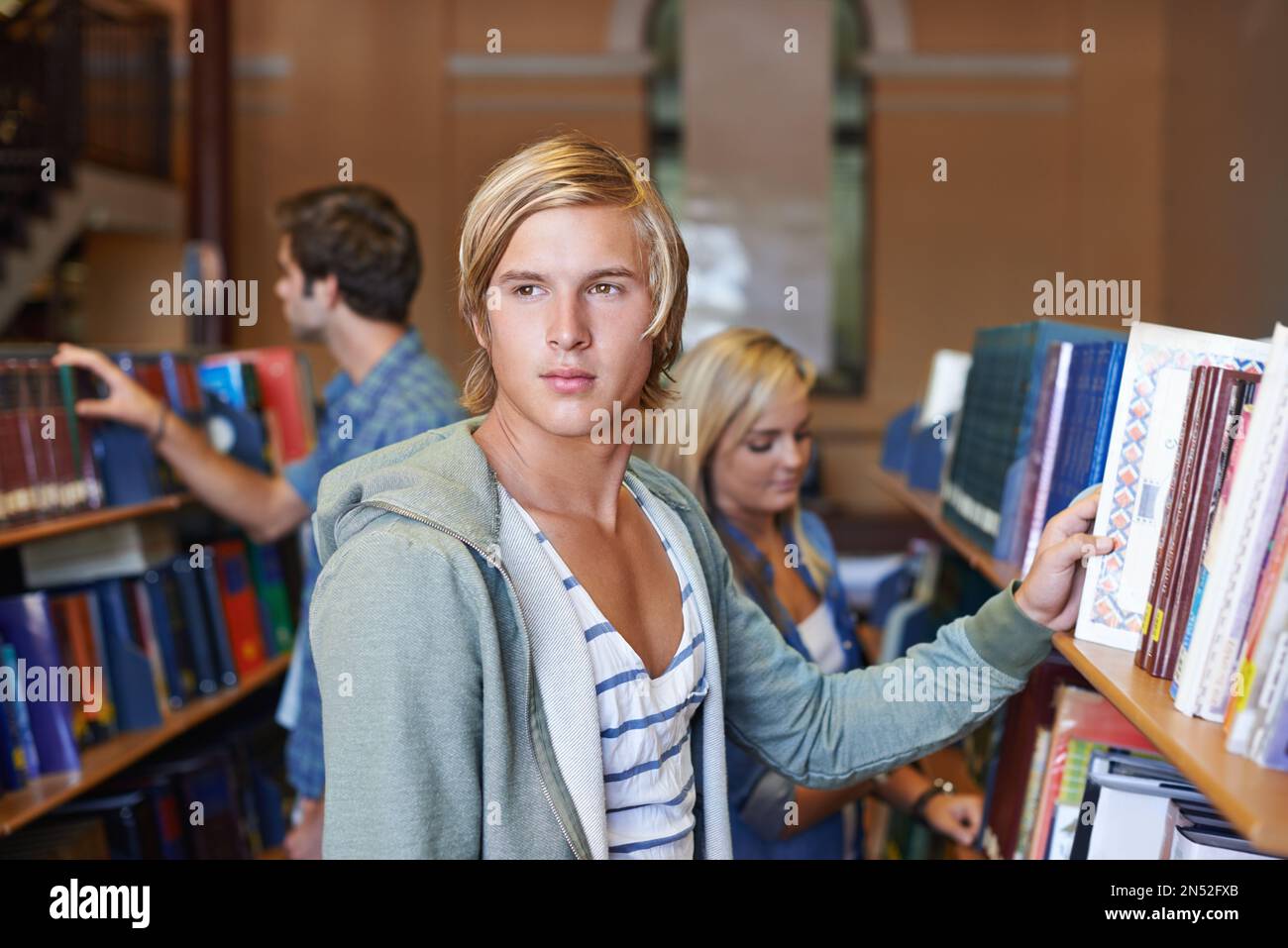 Travailler ensemble pour se préparer à la finale. Un groupe de jeunes étudiant ensemble pour les ...
