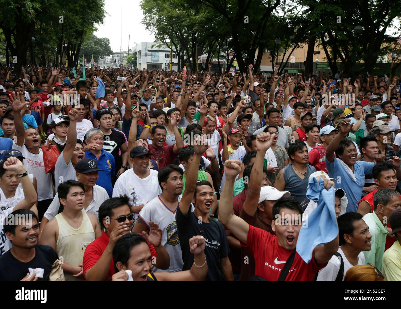 Filipinos cheer as they watch the WBO World Welterweight championship ...
