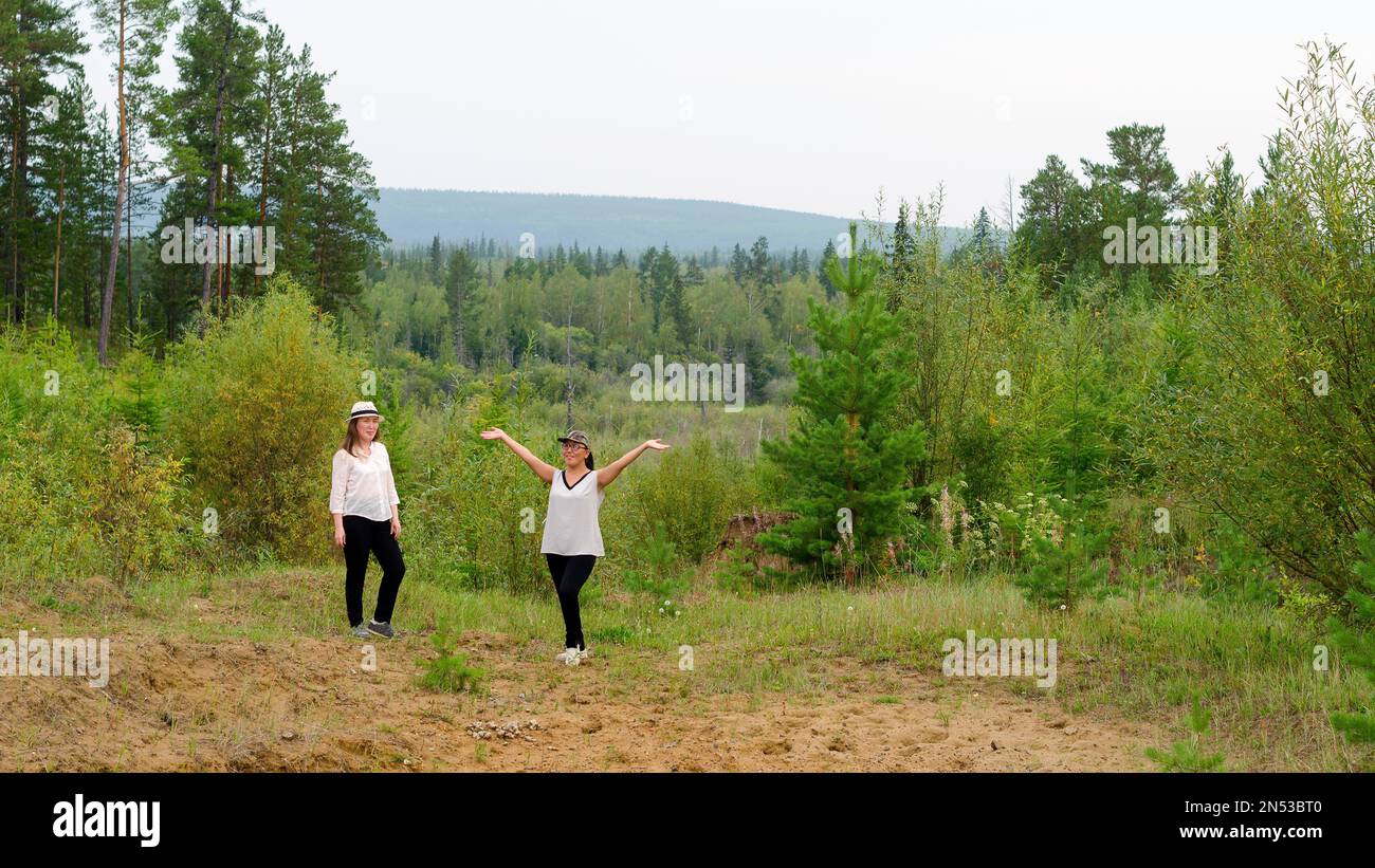 Filles joyeuses Banque de photographies et d’images à haute résolution - Alamy