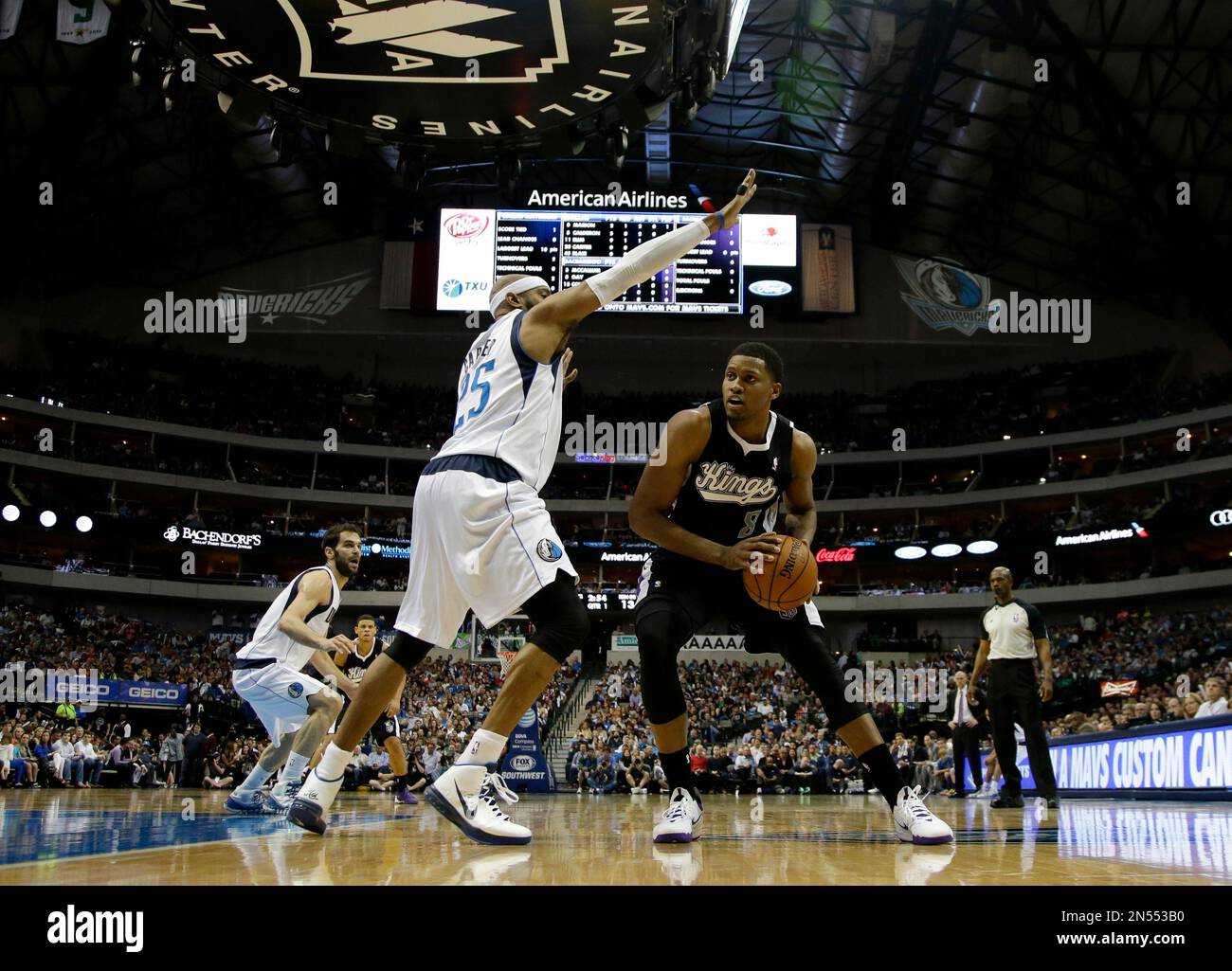 Dallas Mavericks' Vince Carter (25) defends as Sacramento Kings' Rudy ...