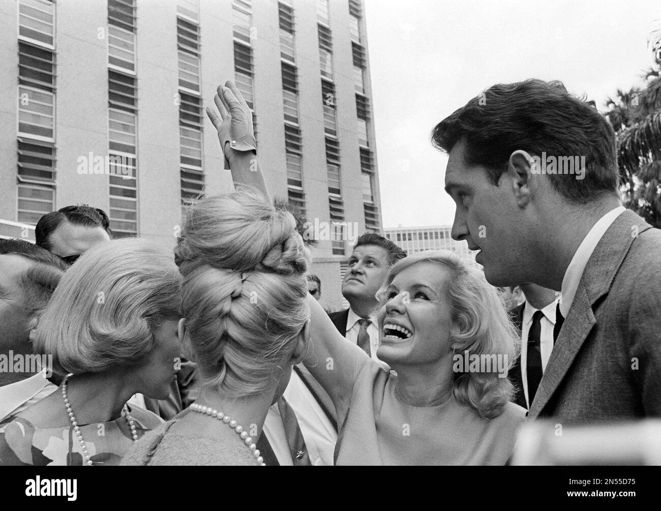 Candace Mossler waves good-bye to prisoners calling from the jail ...