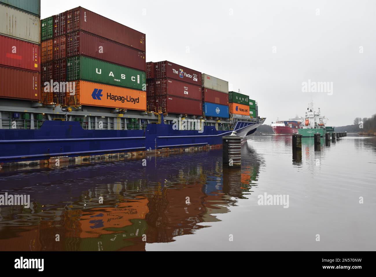 Le bateau à conteneurs Munksund attend dans un lieu de passage pour la ...