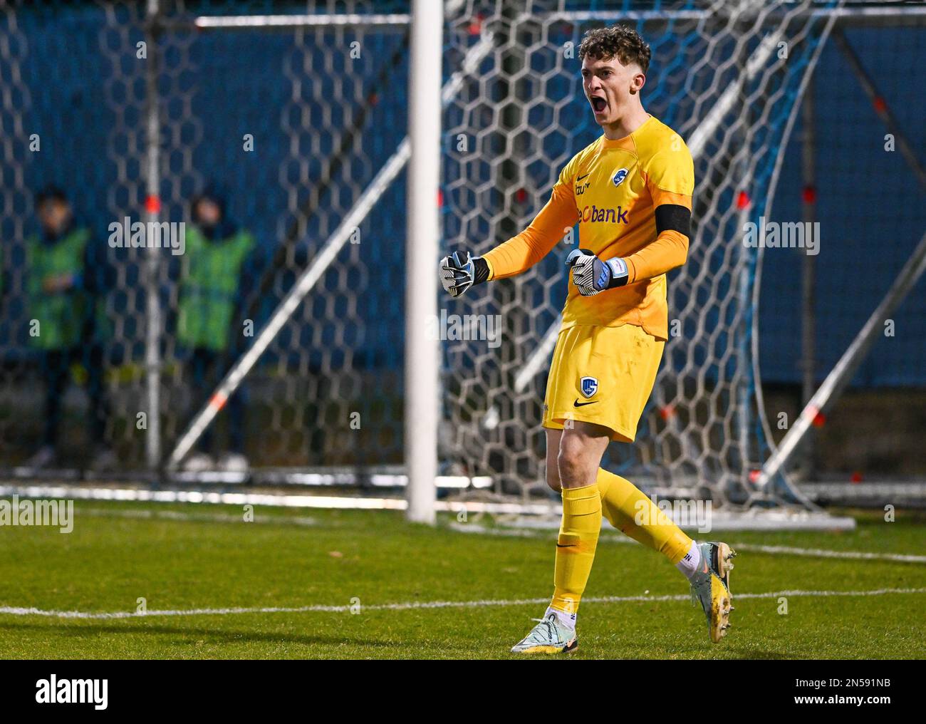 Le gardien de but Vic Chambaere (1) de Genk en photo célébrant lors d'un match de football entre ...