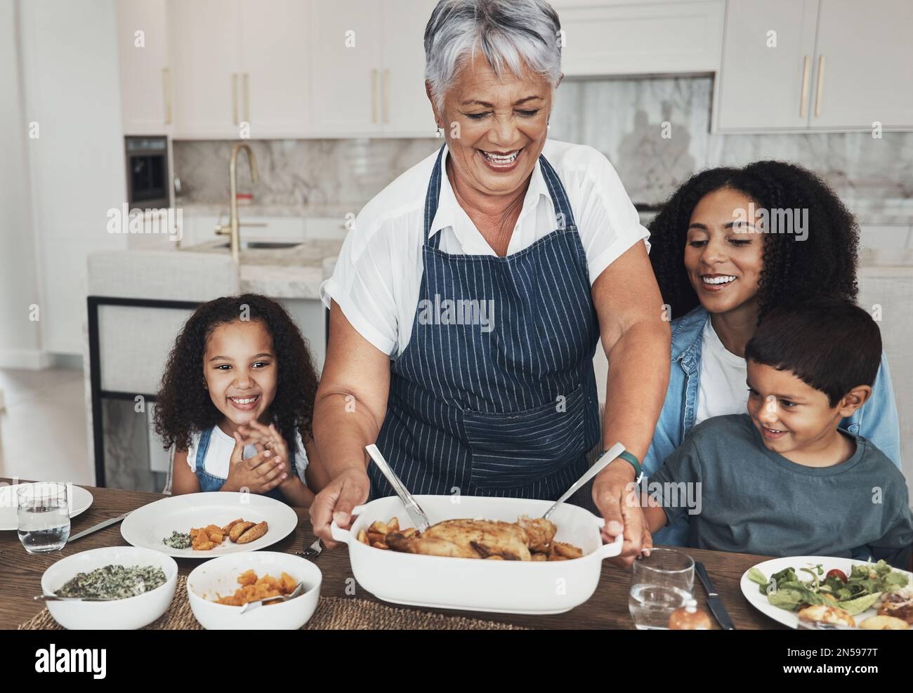 Grand-mère, maison familiale et enfants à table pour manger, déjeuner ...