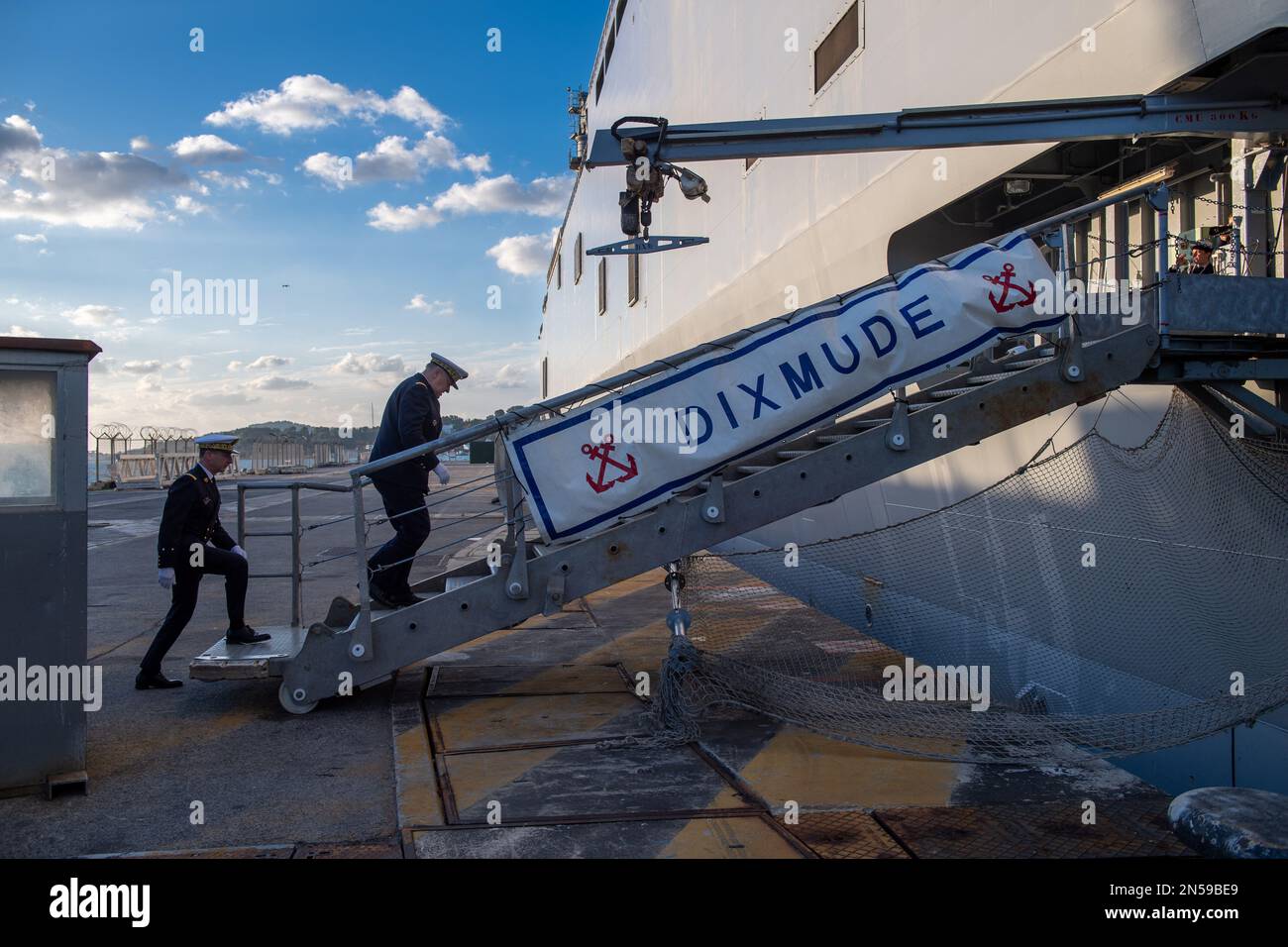 Les marins embarquent à bord du porte-hélicoptère amphibie (PHA ...
