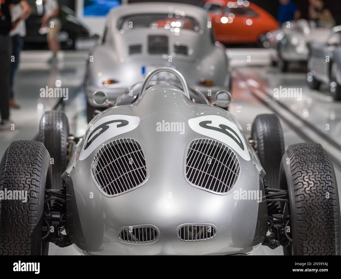 Museo de porsche stuttgart Banque de photographies et d’images à haute ...