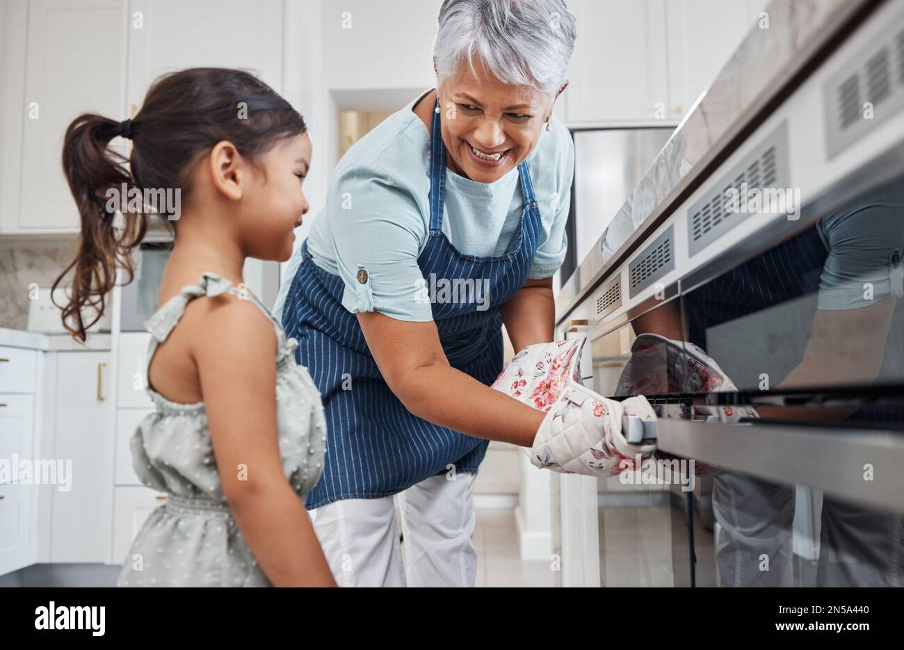 Apprendre, cuisiner et grand-mère avec une fille au four dans la ...