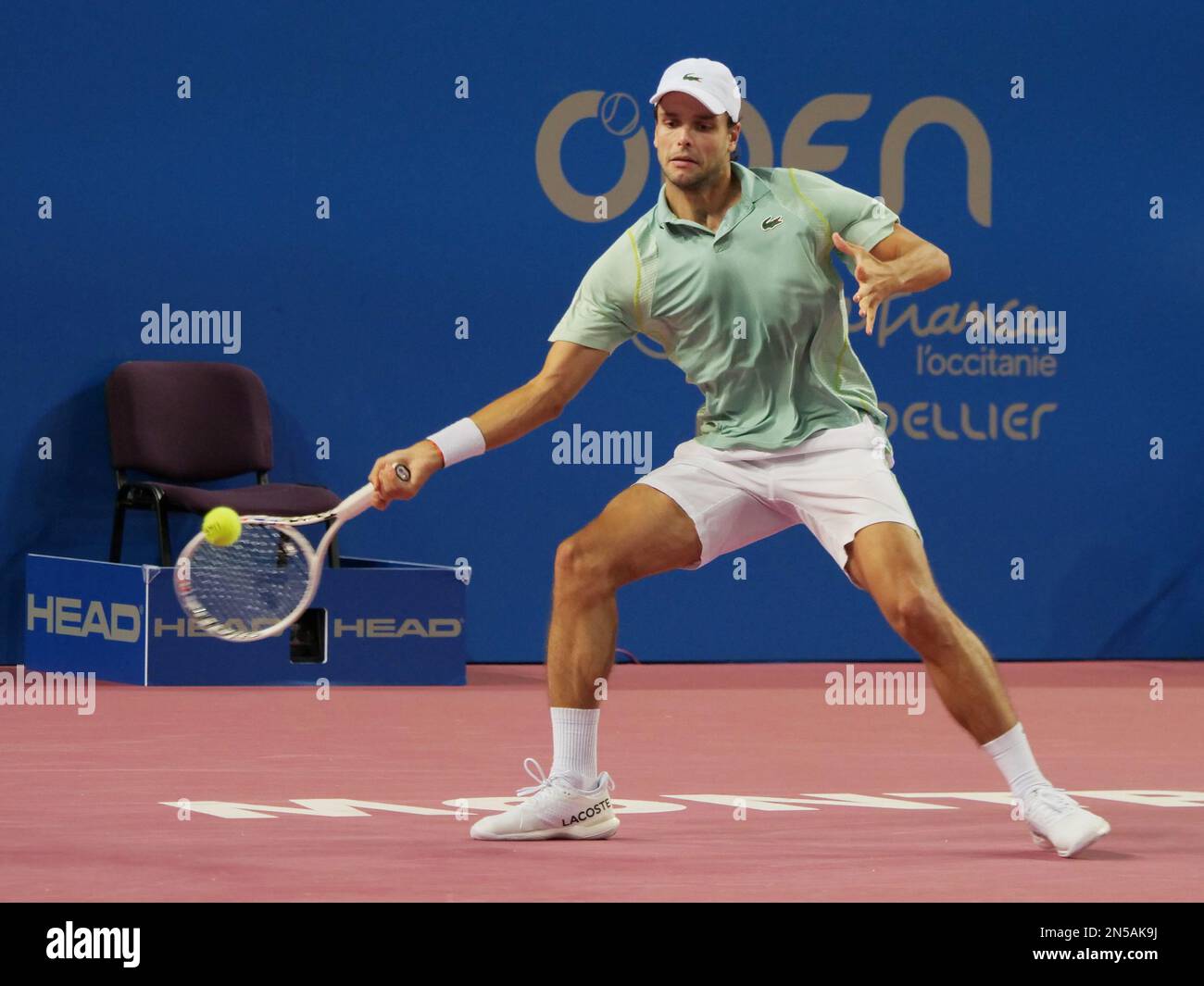 Grégoire Barrère (FRA) en action contre Alexandre Bublik (KAZ) lors de l'Open Sud de France 2023 ...