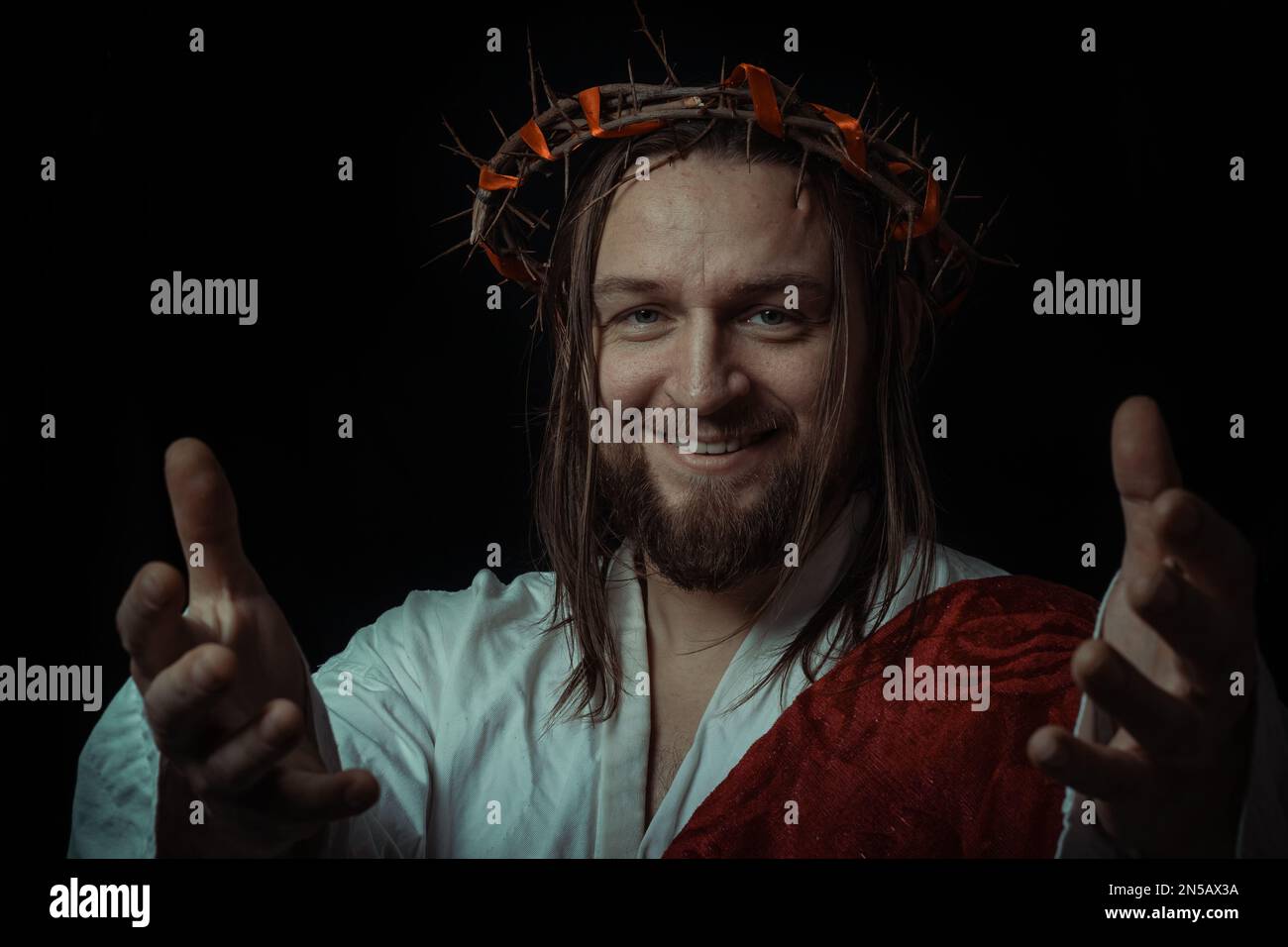 Jeune homme beau qui porte une couronne Banque de photographies et d ...