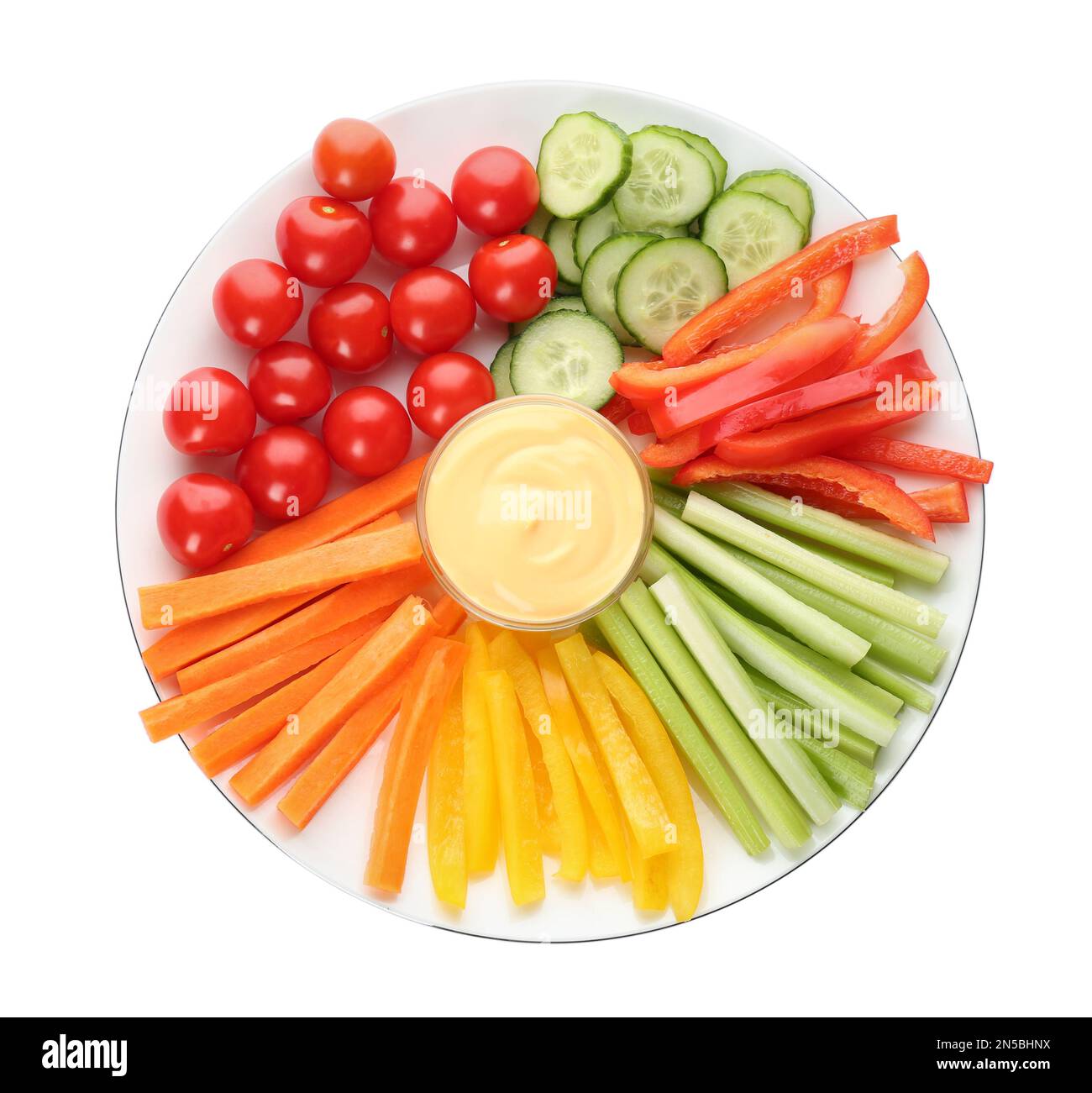 Assiette avec branches de céleri, autres légumes et sauce trempée ...
