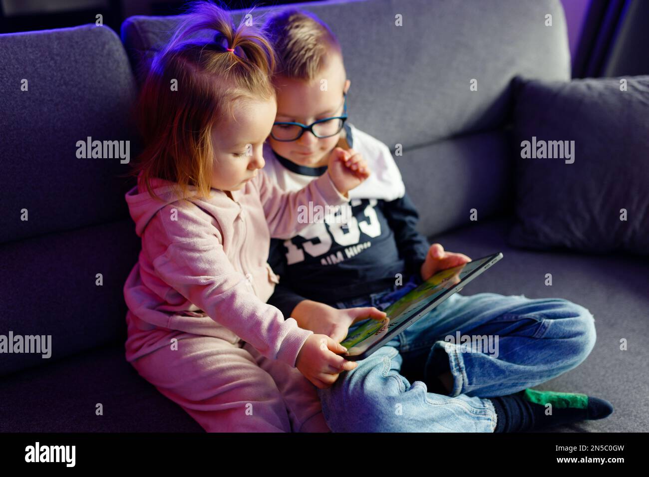 Le frère aîné de Danya enseigne à sa jeune sœur comment utiliser une ...