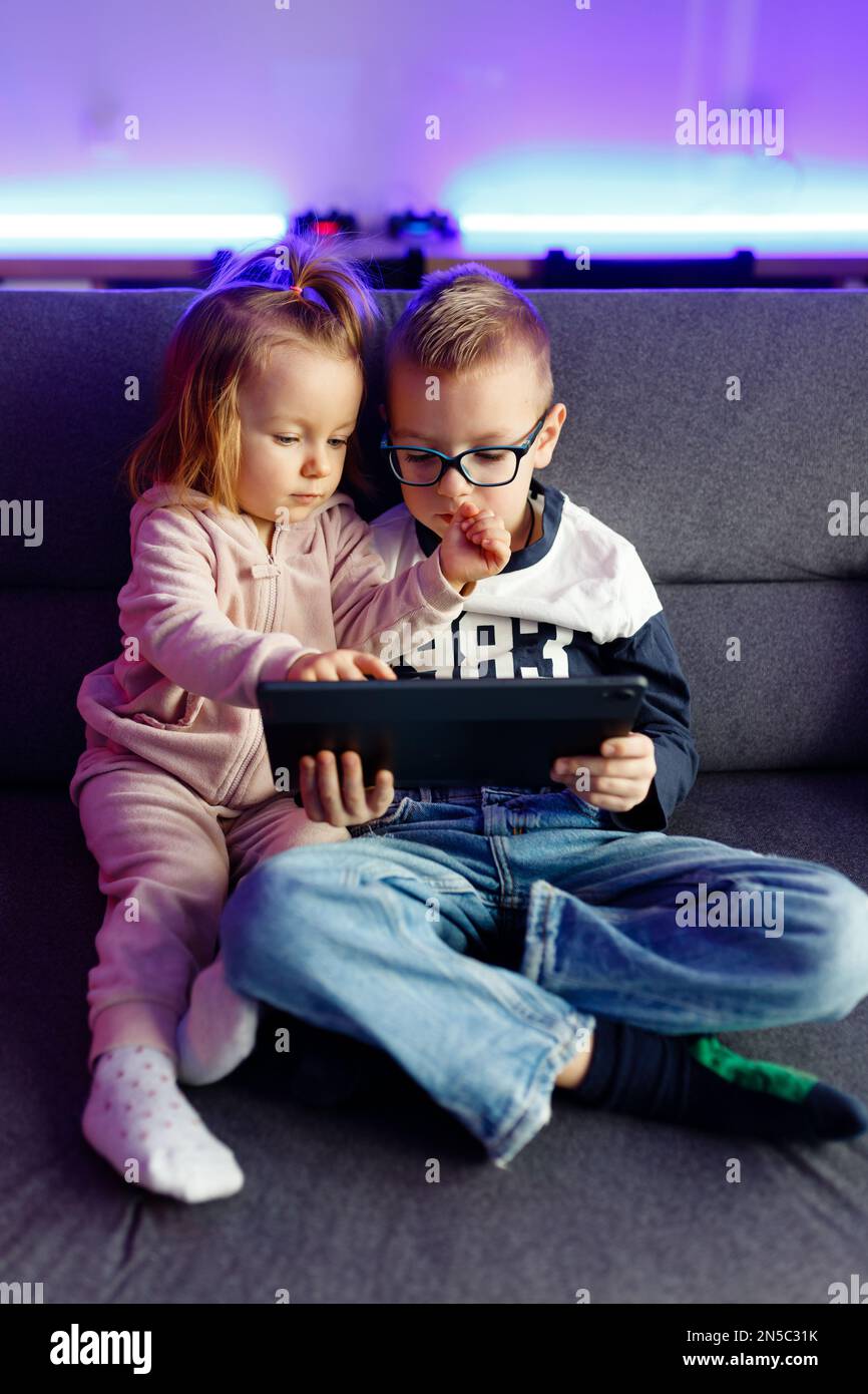 Le frère aîné de Danya enseigne à sa jeune sœur comment utiliser une ...