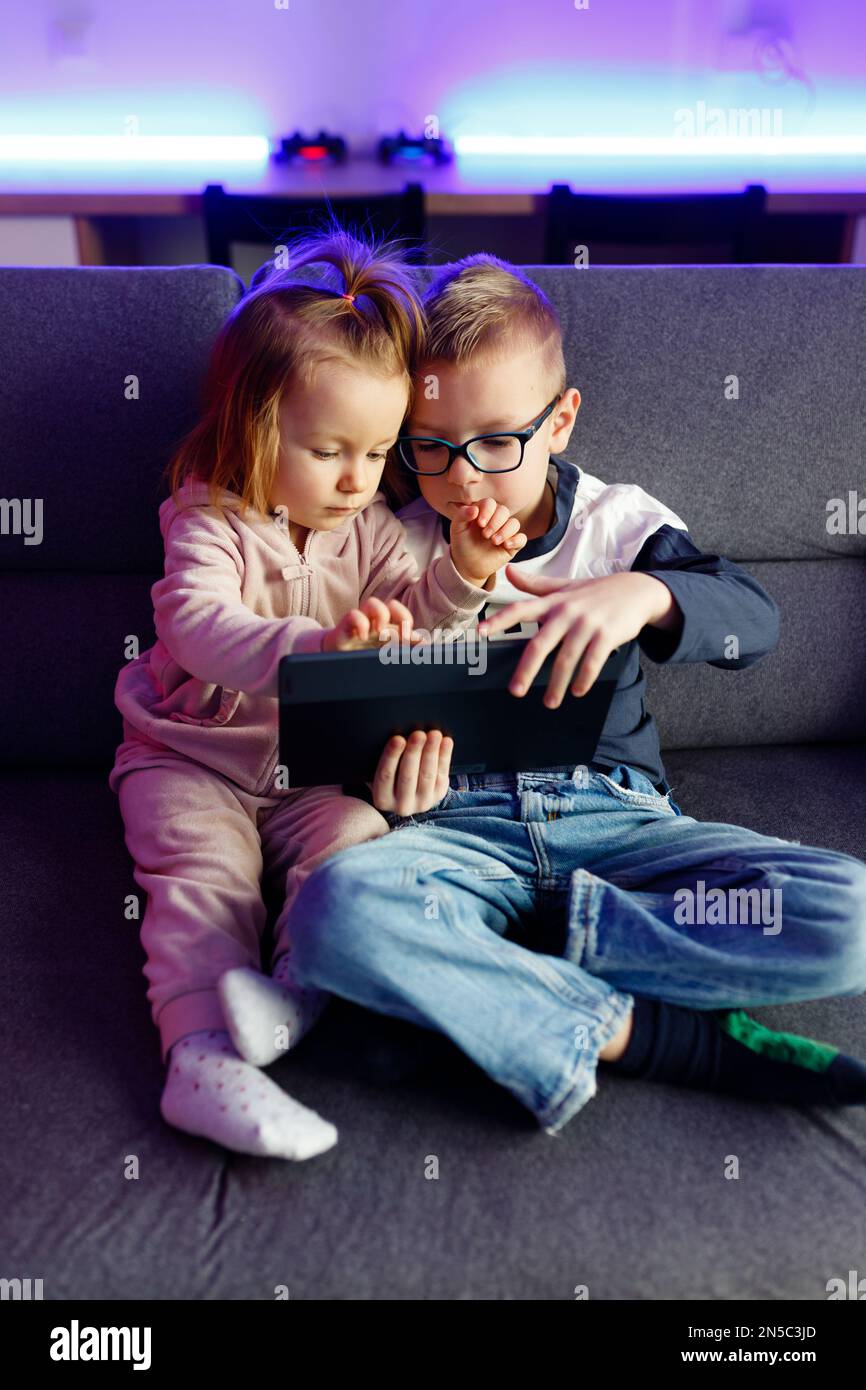 Le frère aîné de Danya enseigne à sa jeune sœur comment utiliser une ...
