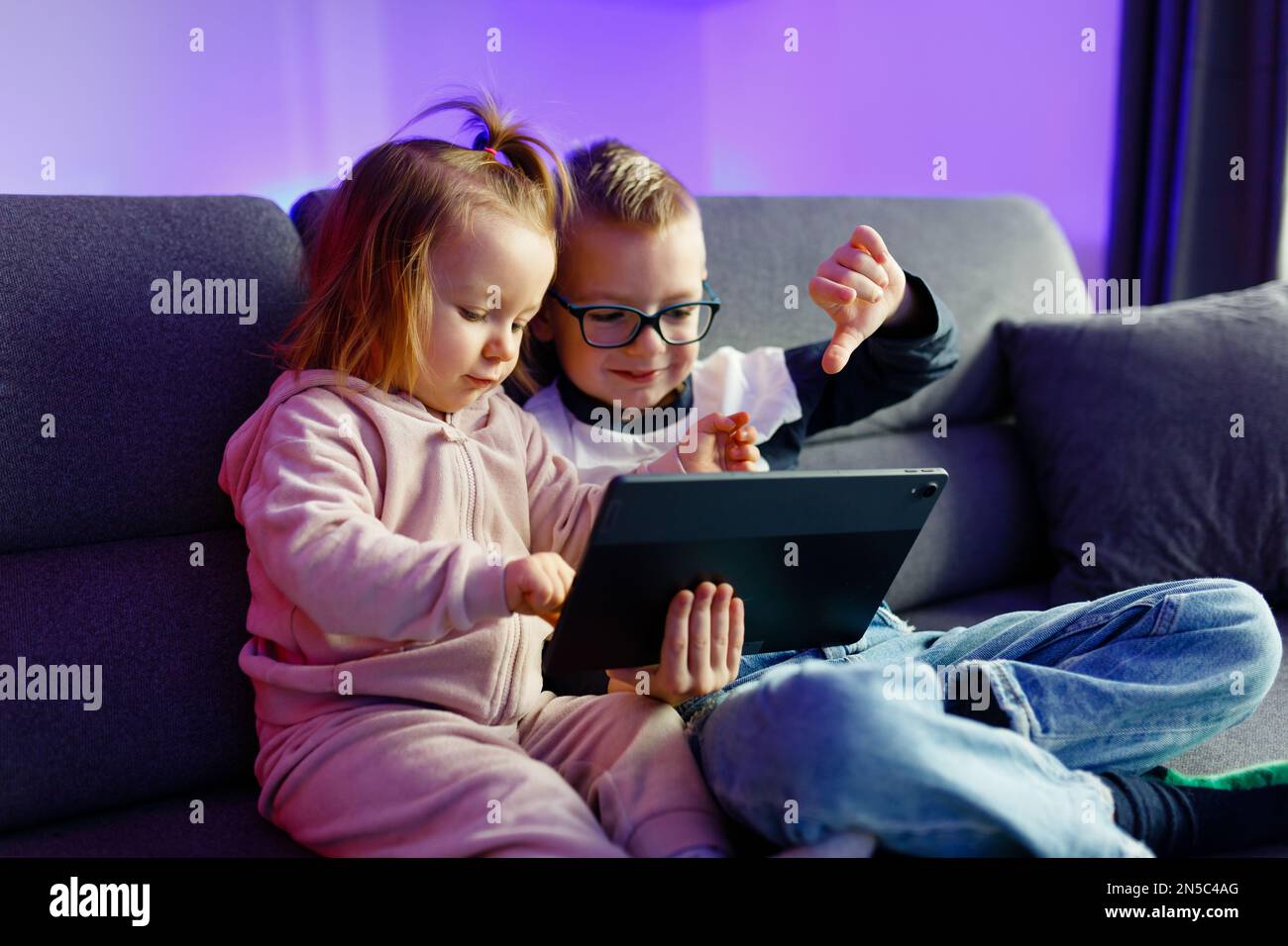Le frère aîné de Danya enseigne à sa jeune sœur comment utiliser une ...