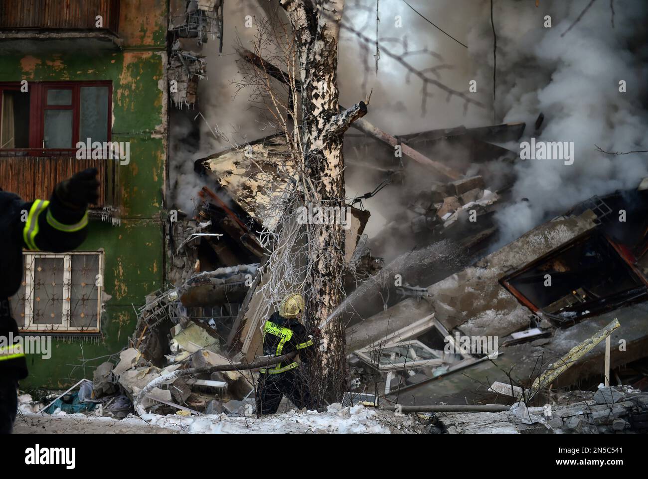 Explosion de gaz dans un bâtiment résidentiel. Employés du ministère ...