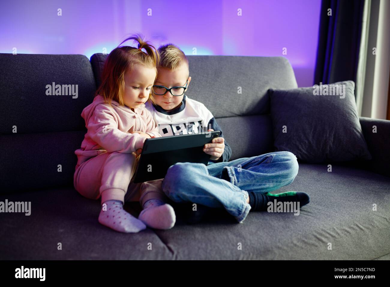 Le frère aîné de Danya enseigne à sa jeune sœur comment utiliser une ...