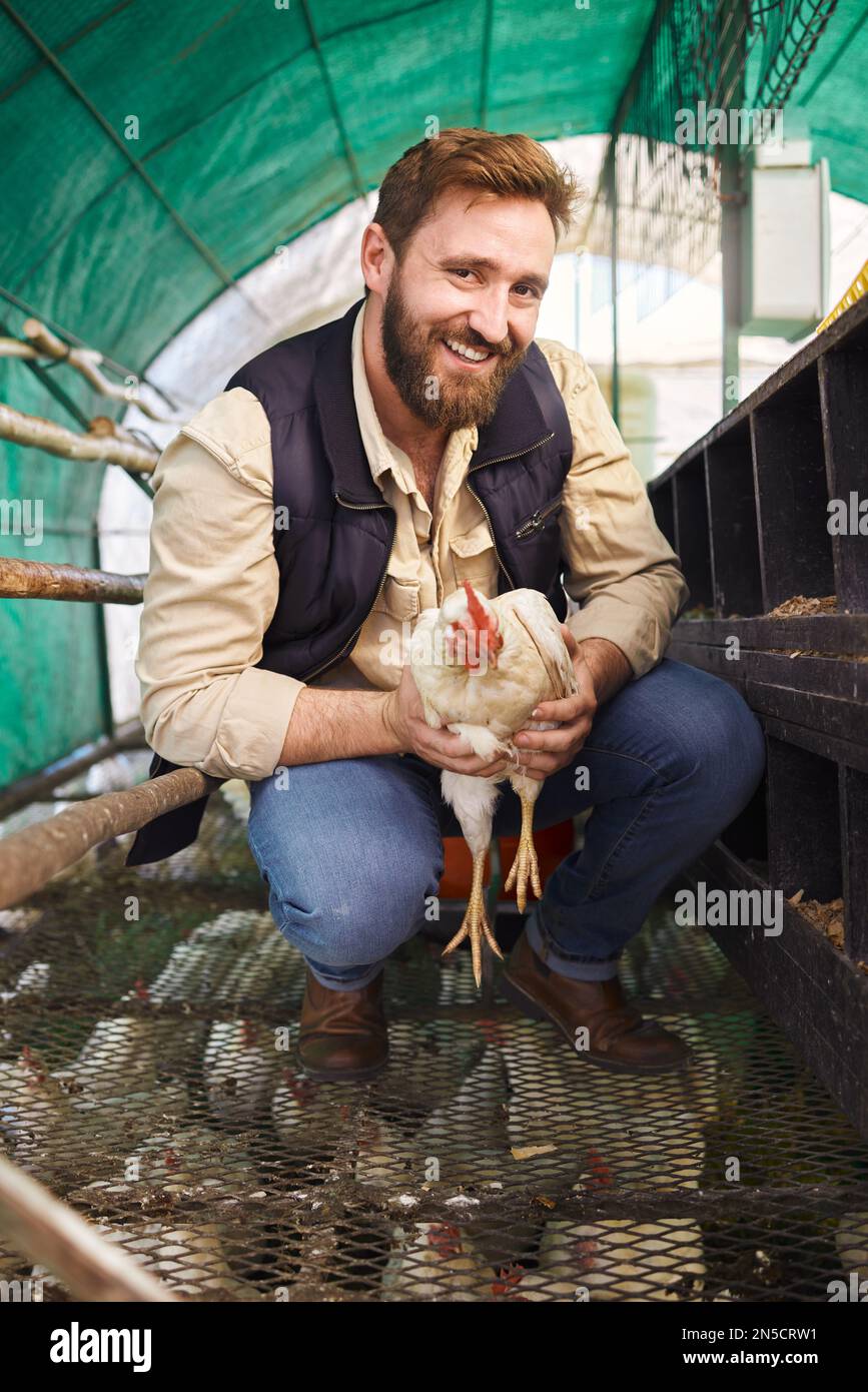 Homme, éleveur de poulet et portrait avec oiseau pour oeufs, protéines ...
