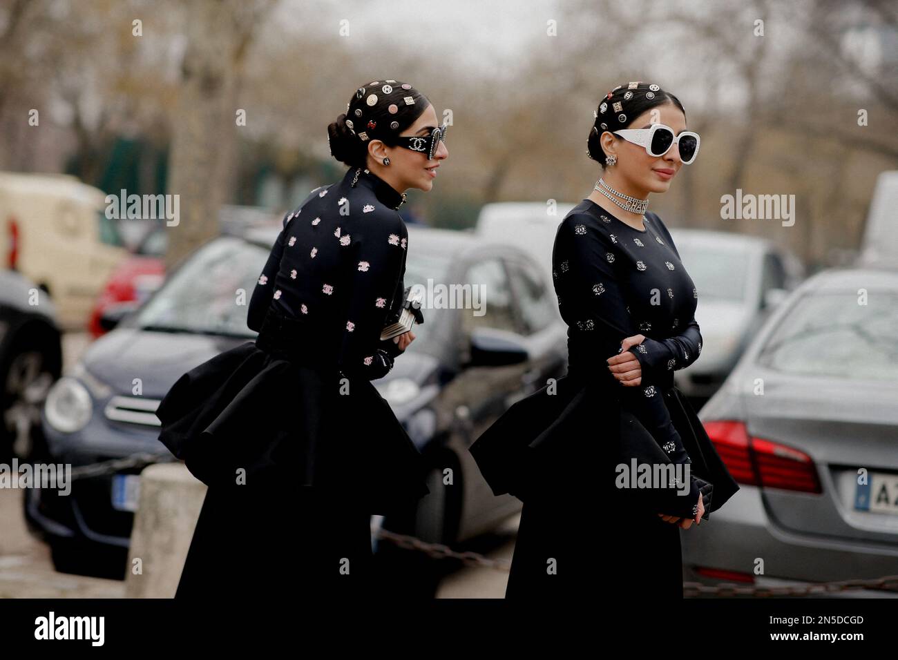 Street style, Snehal et Jyoti Babani arrivant à Chanel Printemps été ...