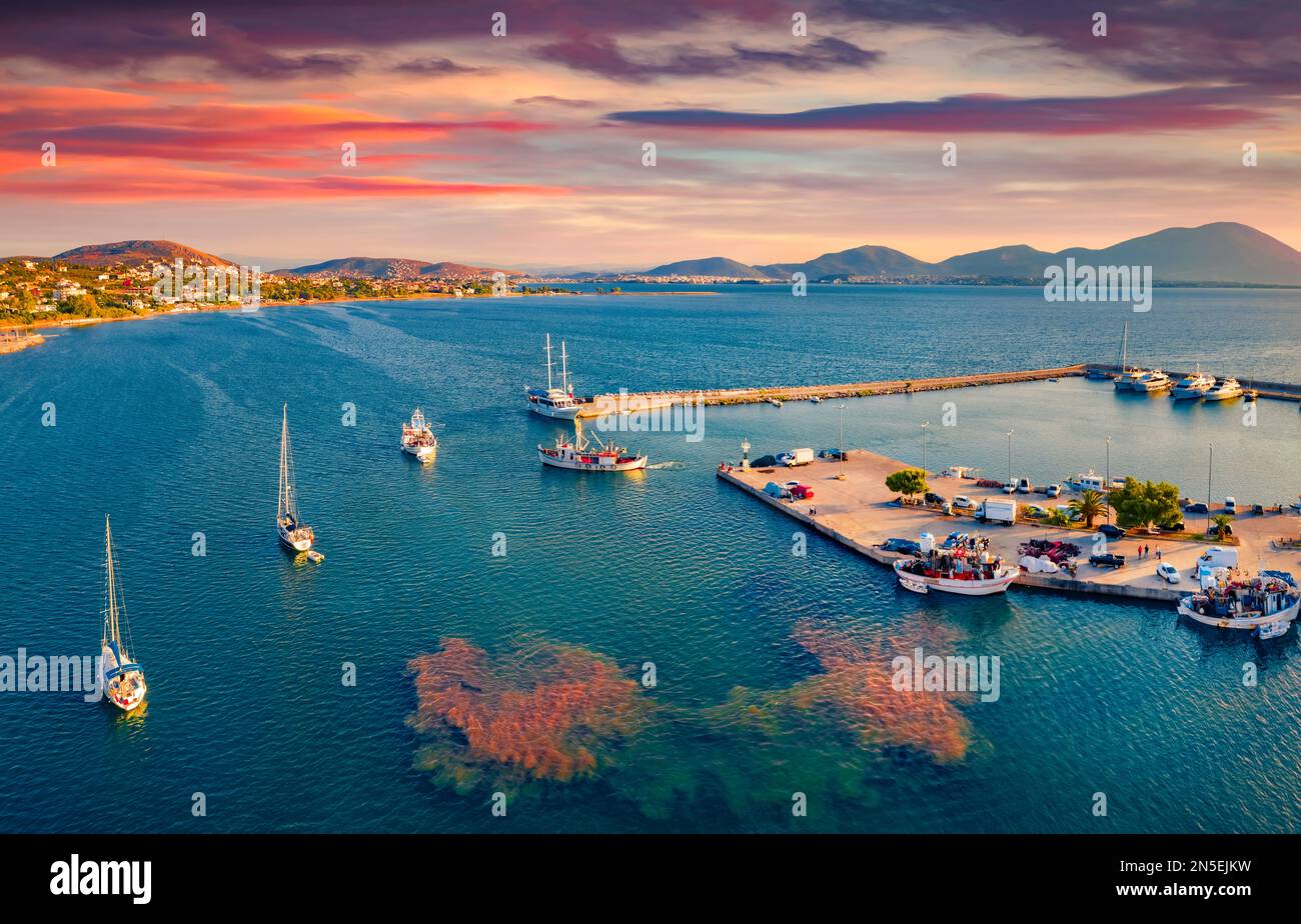 Vue depuis le drone volant du port de Nea Artaki. Spectaculaire coucher ...