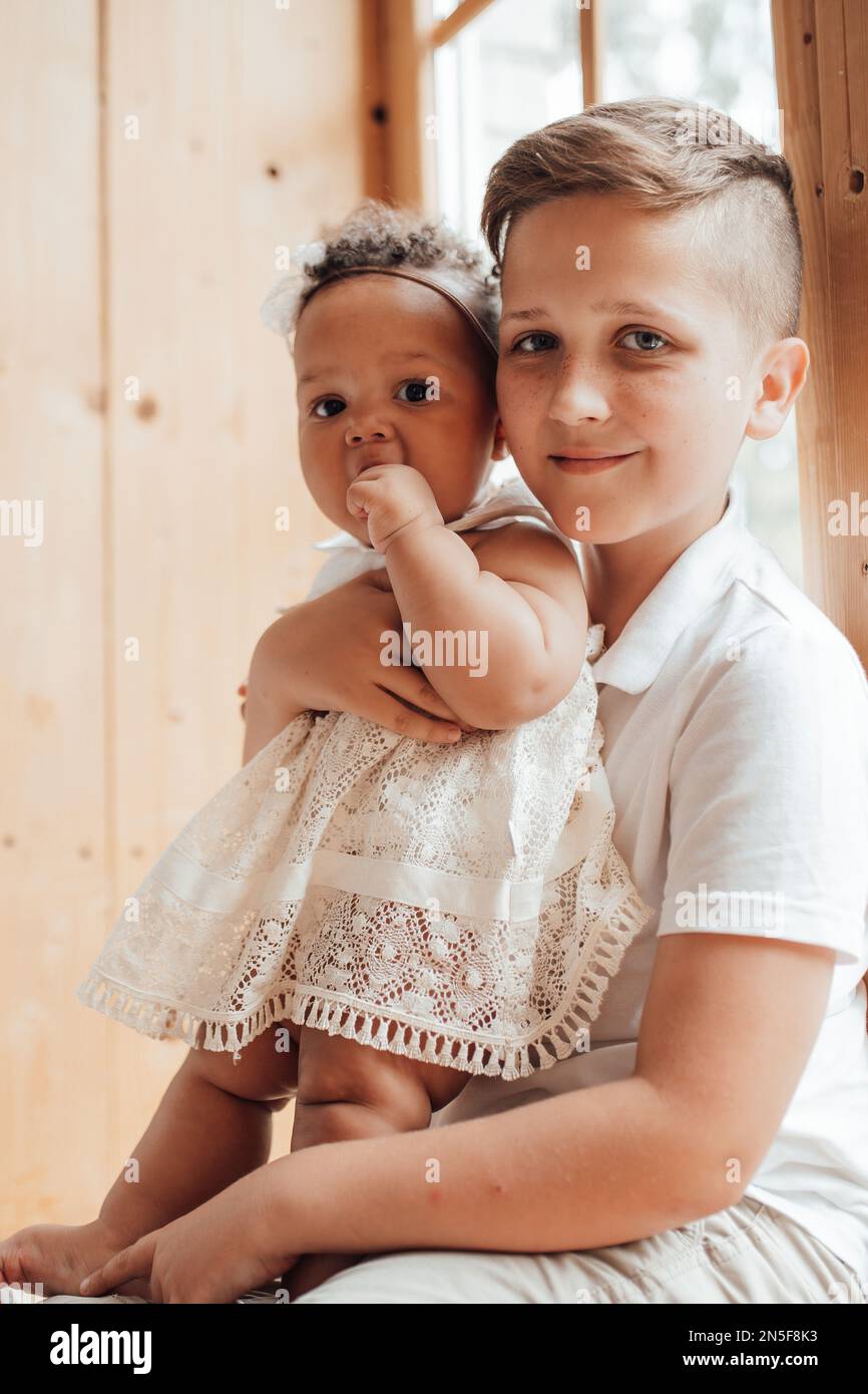 Famille mixte de race de garçon avec petite fille afro-américaine ...