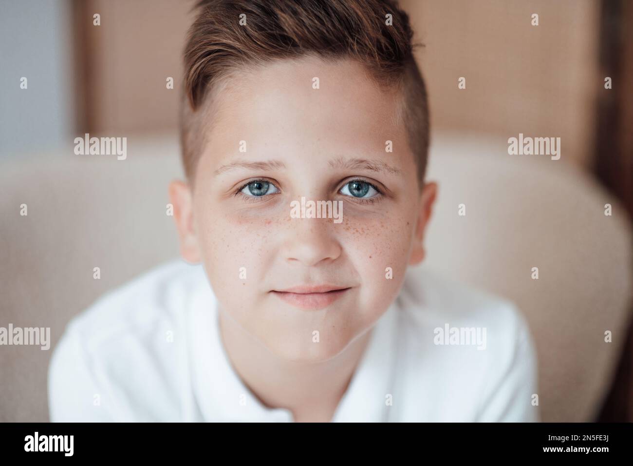 Jeune garçon à tête rouge de génération Z avec des taches de rousseur ...