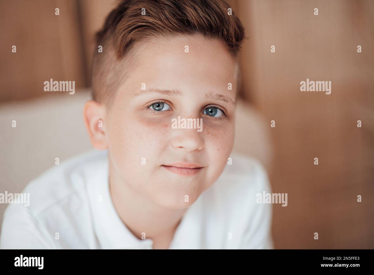 Adolescent avec des taches de rousseur Banque de photographies et d ...