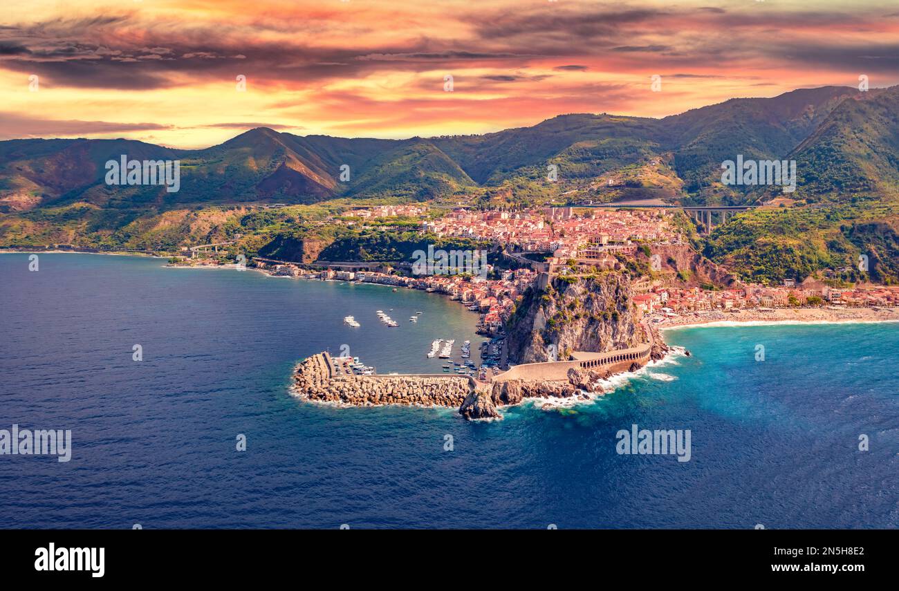 Magnifique Lever De Soleil Sur Reggio Calabria Italie Europe Paysage magnifique-lever-de-soleil-sur-reggio-calabria-italie-europe-paysage