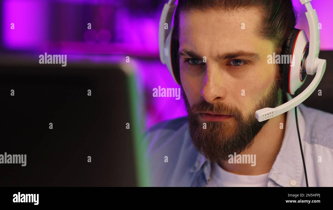 Gros plan d'un esportsman. Un joueur professionnel joue un jeu vidéo sur ordinateur, communique ...