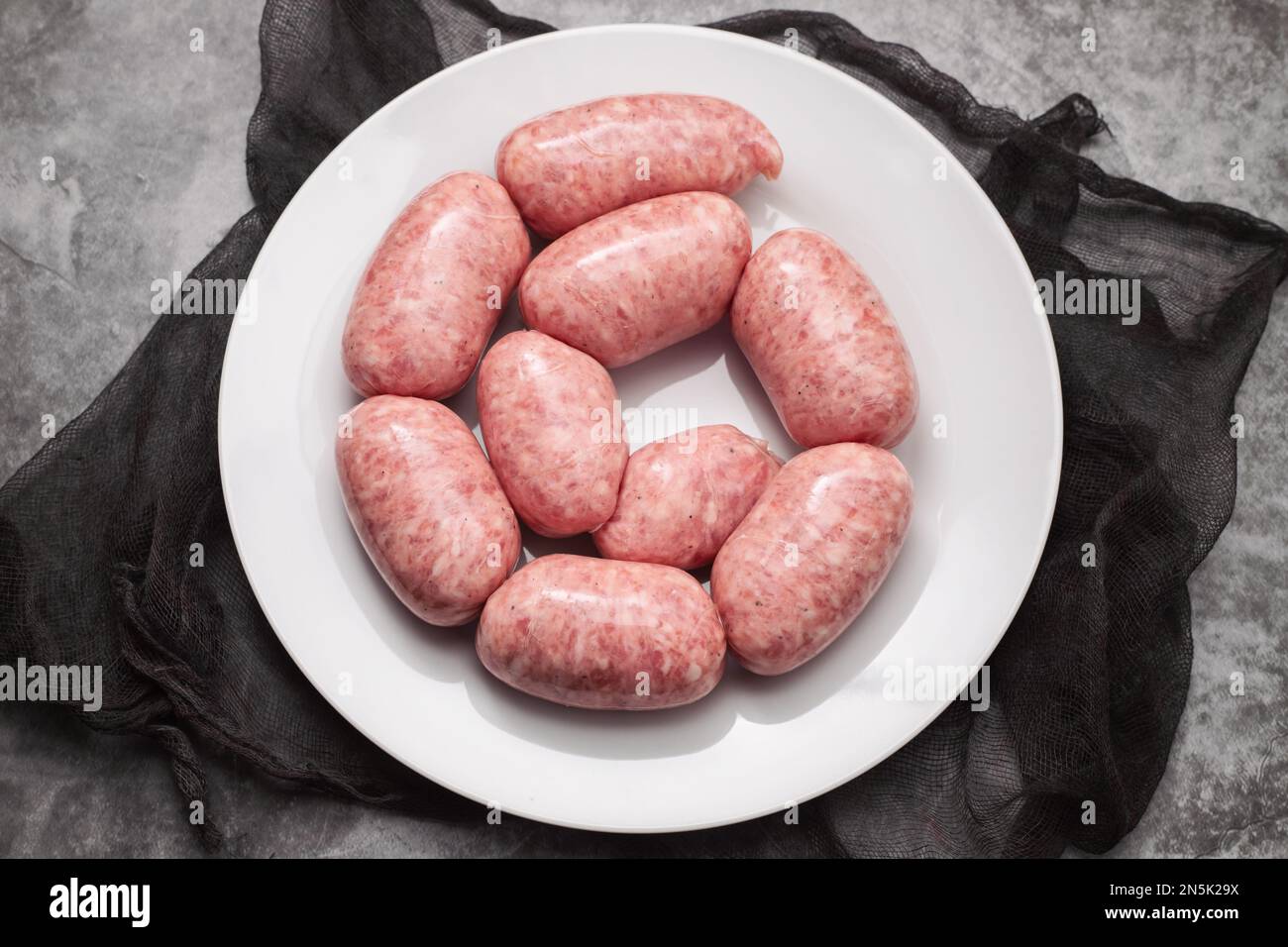 Roulé botifarra, une saucisse de viande de porc typique de Catalogne, Espagne, dans un plat ...