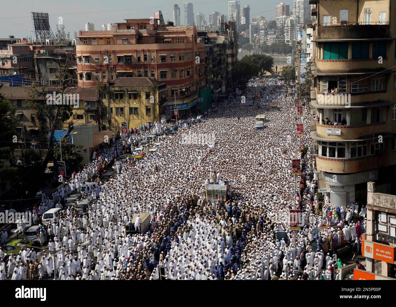 Indian Muslims join the funeral procession of the head of the Dawoodi ...