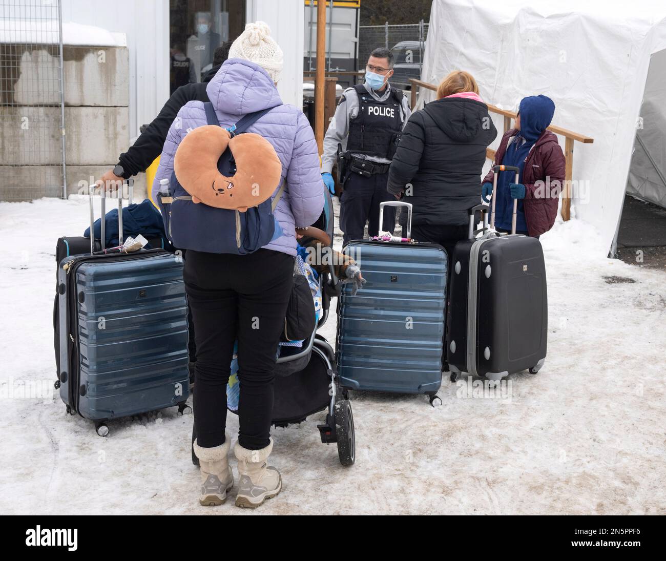 Une famille de demandeurs d'asile de la Colombie est accueillie par un ...