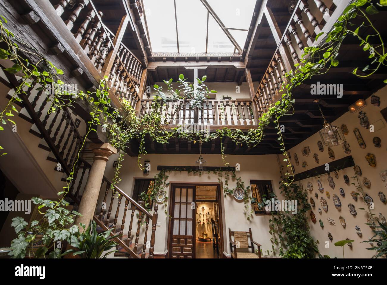 Atrium d'une maison d'époque avec des escaliers en bois de périmètre ...