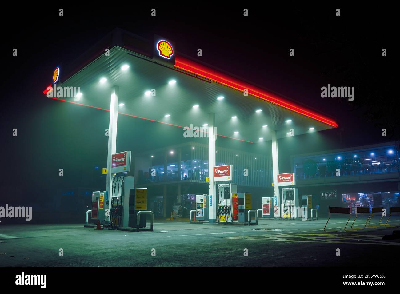 Gas station night shell Banque de photographies et d’images à haute ...