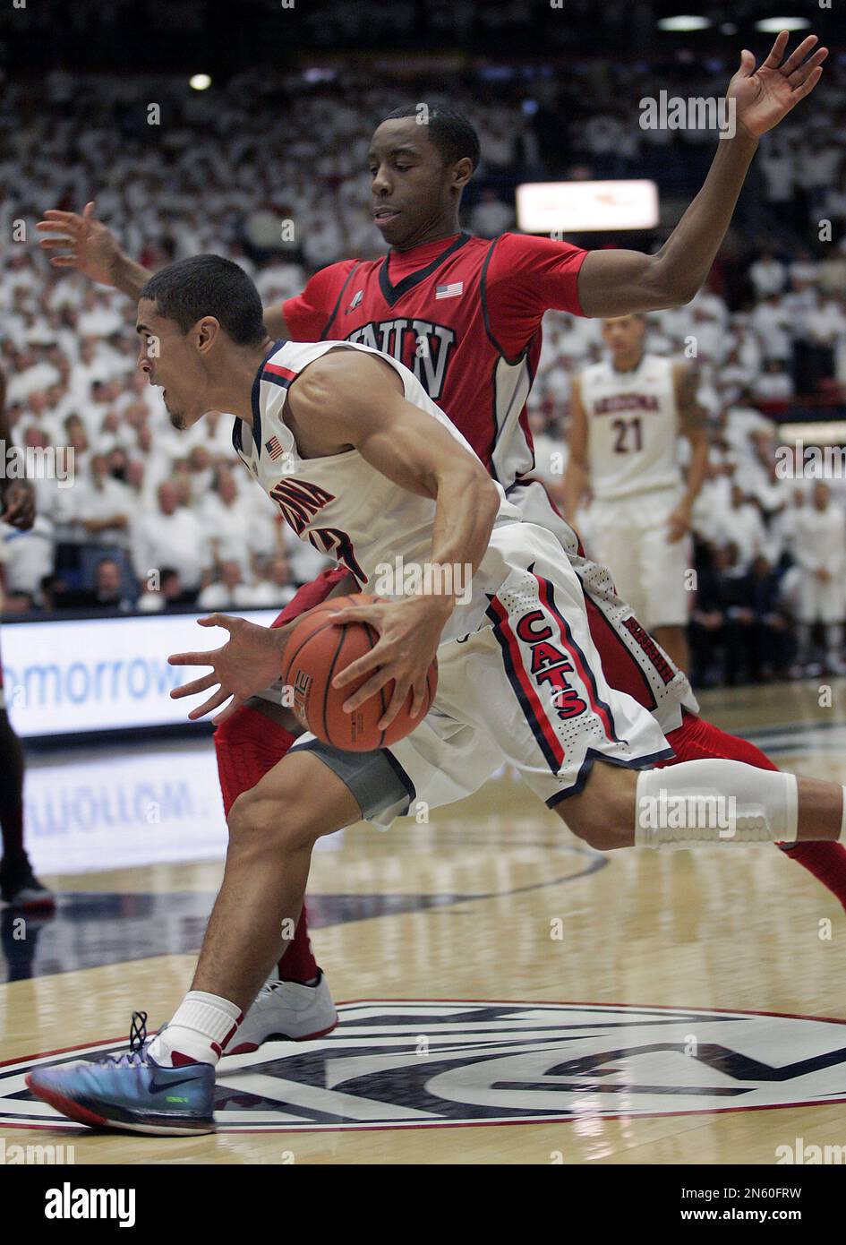 Arizona's Nick Johnson, in front, drives to the basket against the ...