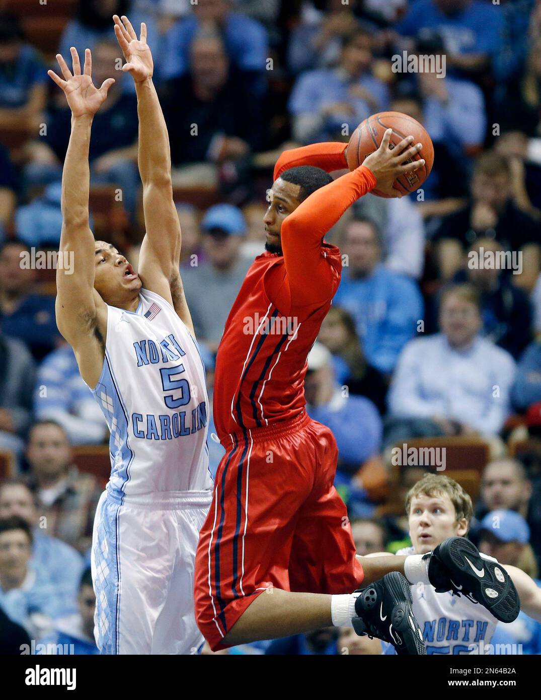 Richmond's Cedrick Lindsay (2) passes off as North Carolina's Marcus ...