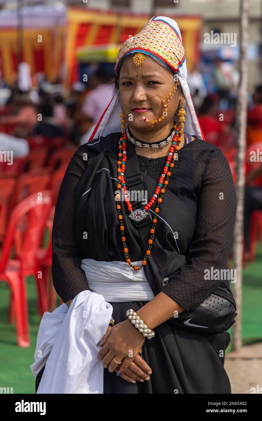 Portrait d'une tribu tribale de l'état d'Uttarakhand Inde portant une ...
