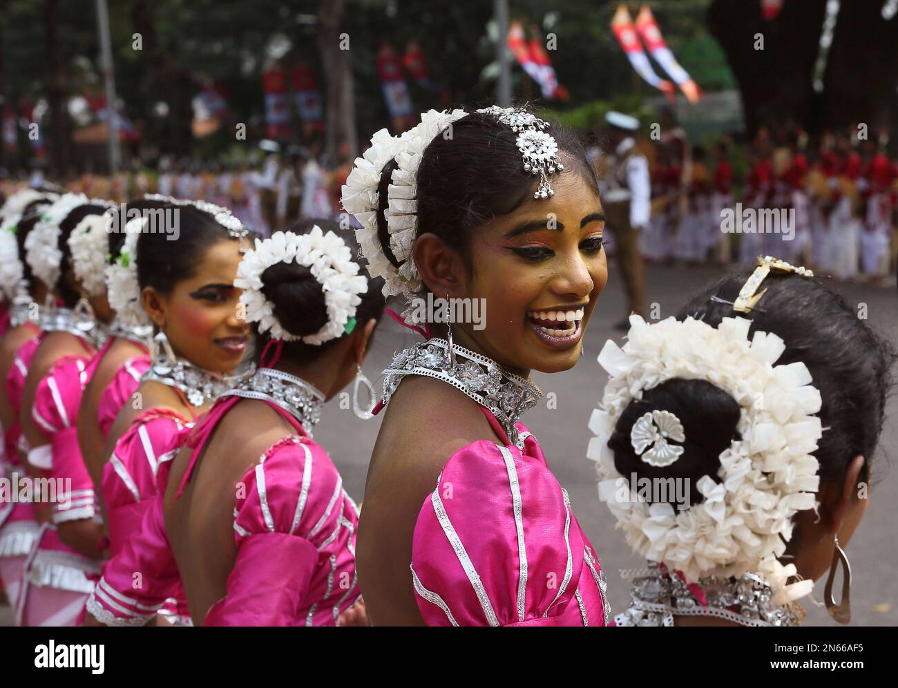 Sri Lankan children in traditional dresses wait to welcome heads of ...