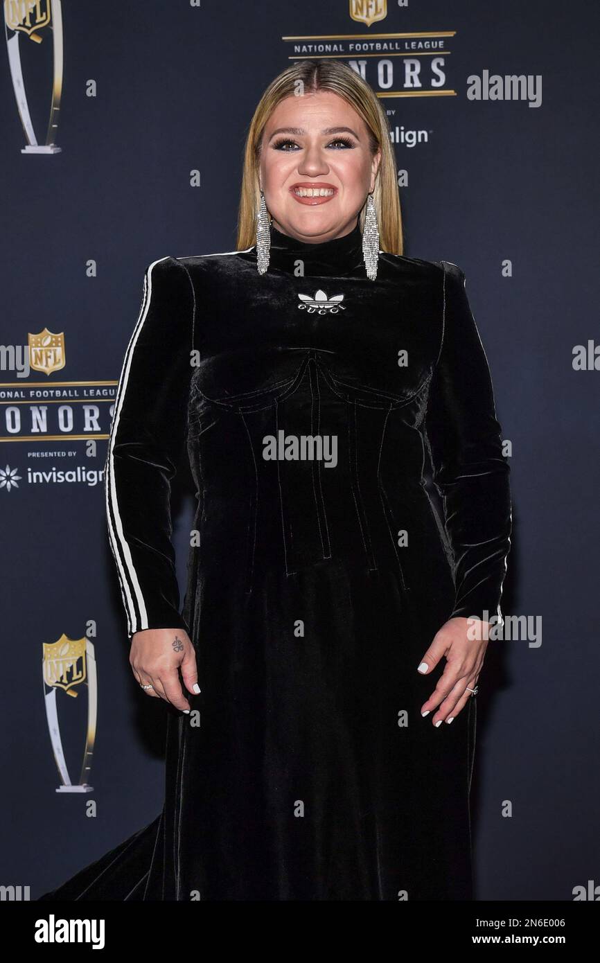 Kelly Clarkson marchant sur le tapis rouge de la NFL Honors qui a eu ...
