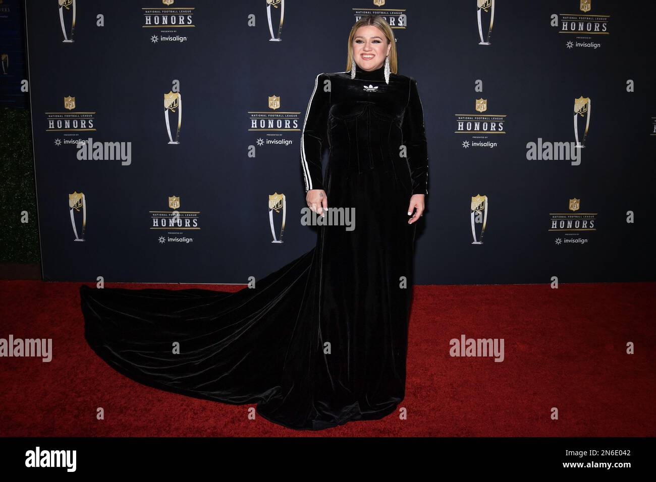 Kelly Clarkson marchant sur le tapis rouge de la NFL Honors qui a eu ...