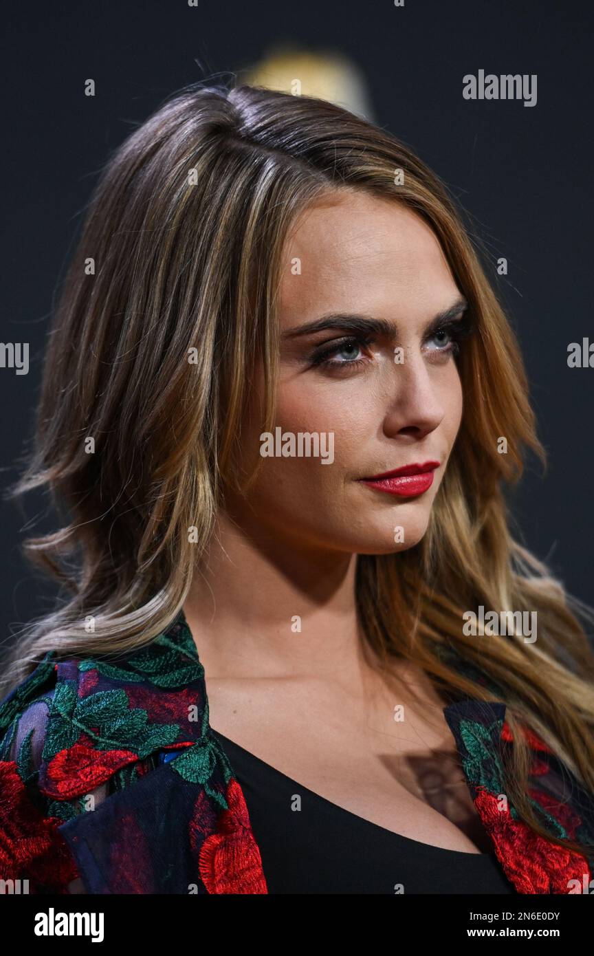 Cara Delevingne se promène sur le tapis rouge de la NFL Honors, qui a ...