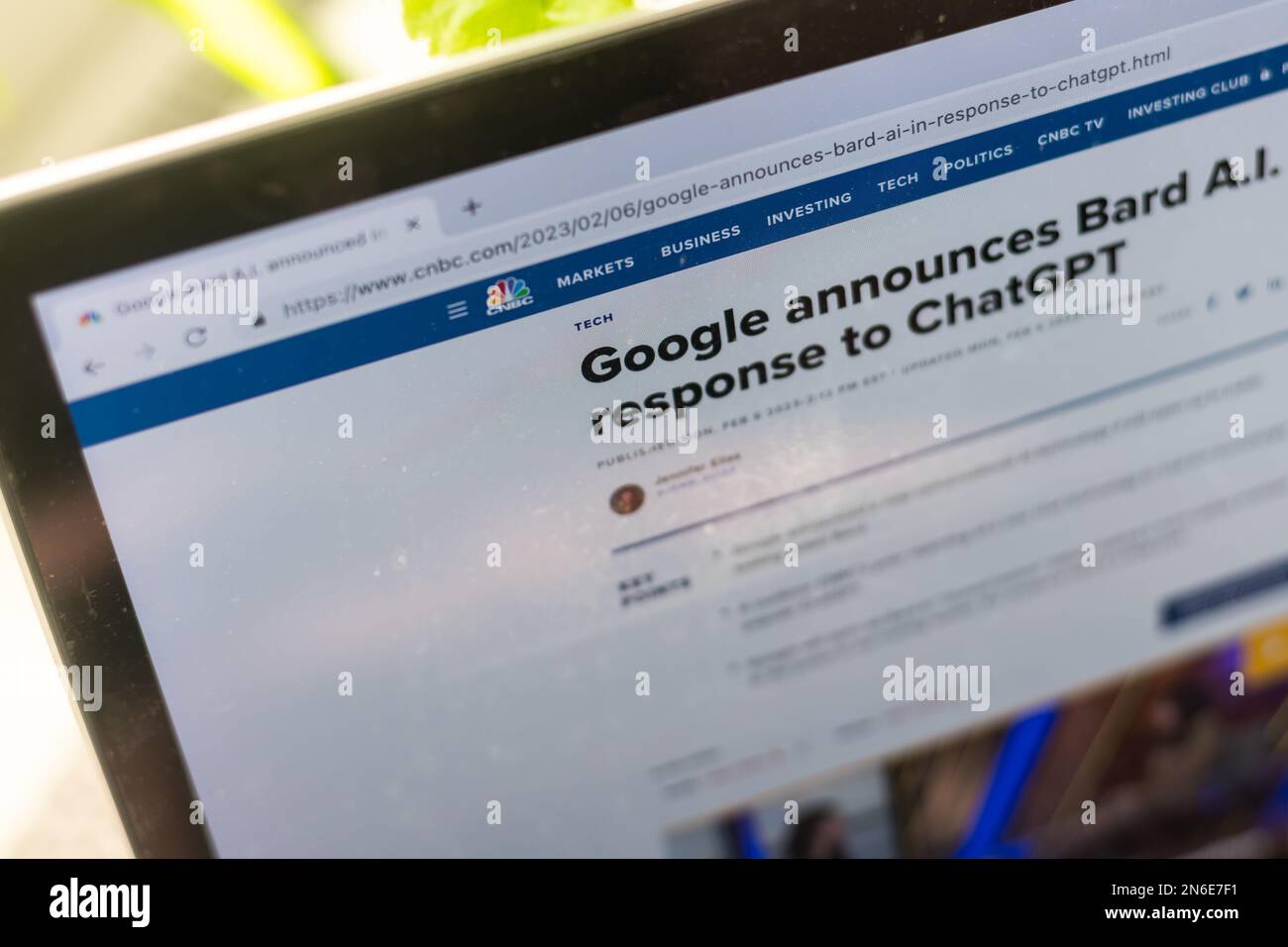 Google Bard VS OpenAI ChatGPT affiché sur Mobile avec Openai et le logo Google à l'écran vu dans ...