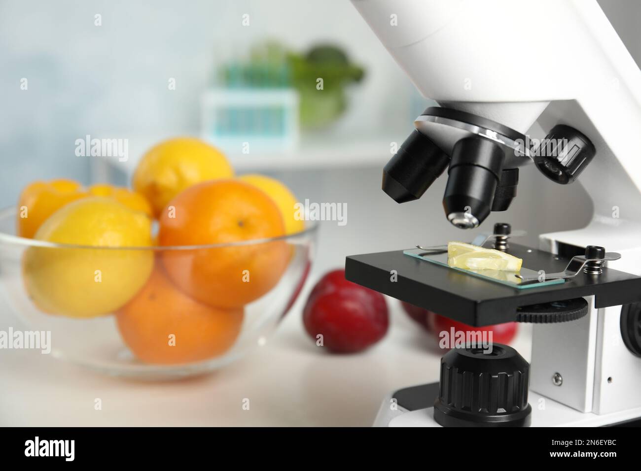 Faire glisser avec une tranche de citron sur le microscope en ...