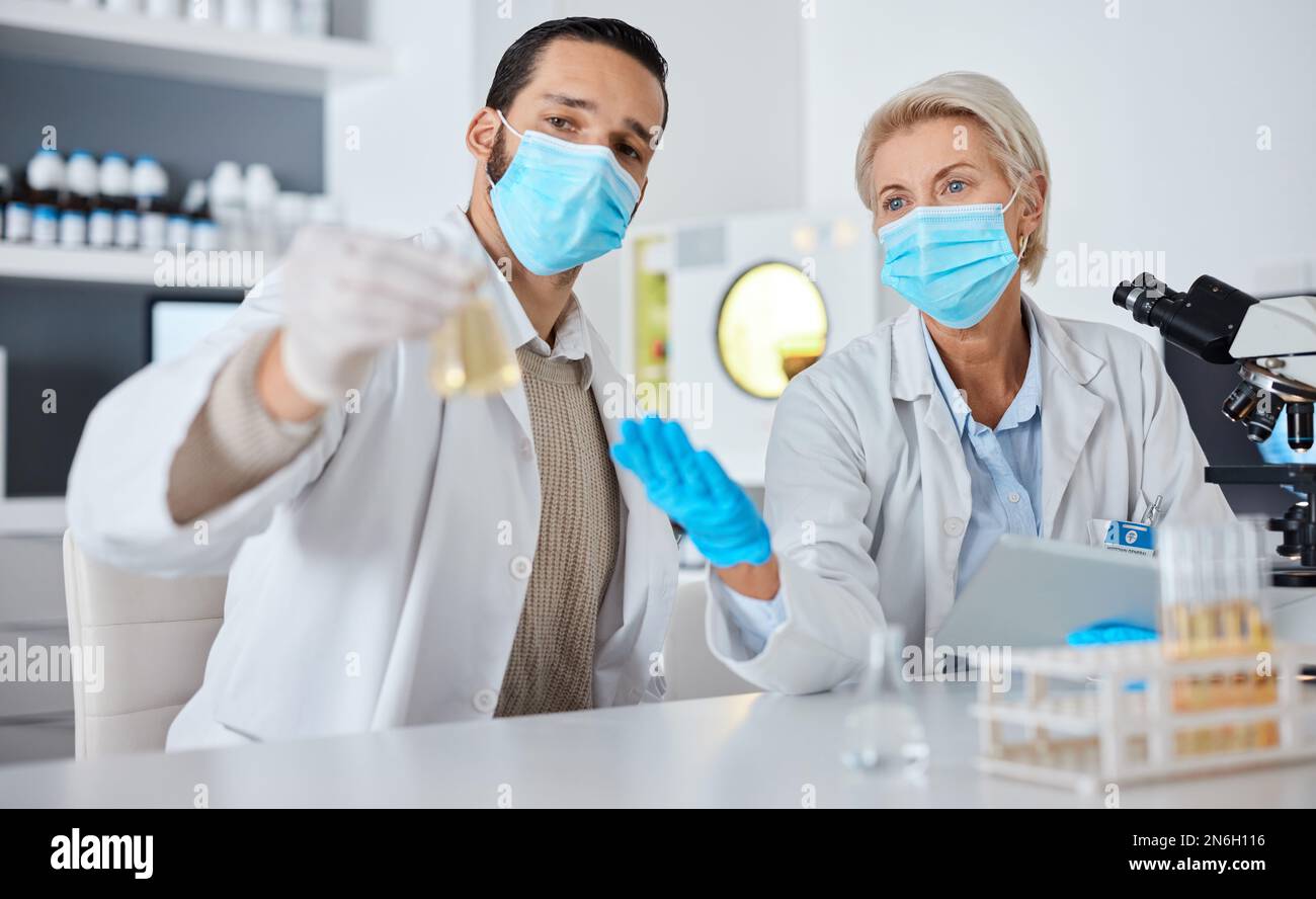 Sciences médicales, médecins et laboratoire avec masque facial ou epi ...