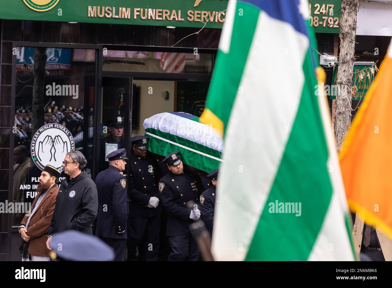 Le cercueil de l'officier de police de NYPD Adeed Fayaz est porté aux ...