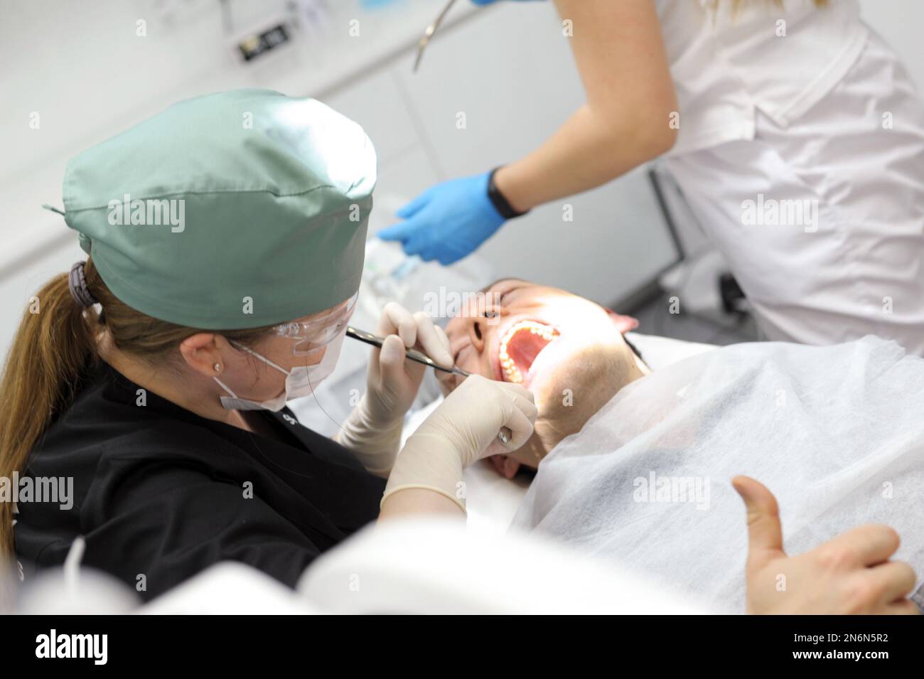 Extraction de dent dure Banque de photographies et d’images à haute résolution - Alamy