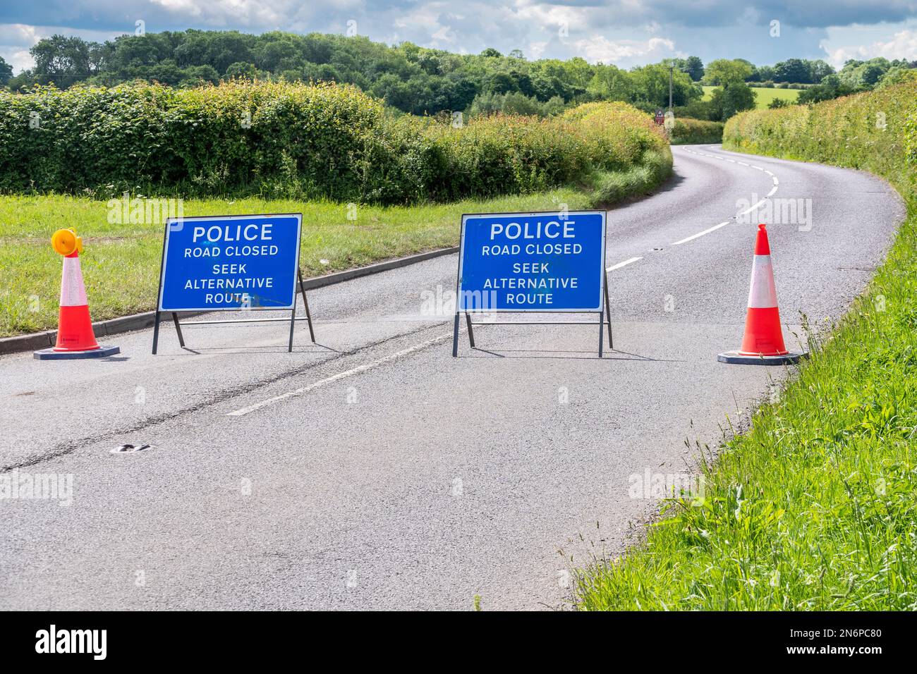 2 panneaux de signalisation bleus indiquant une route fermée avec des ...