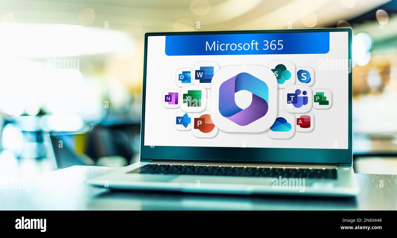 POZNAN, POL - 19 JANVIER 2023 : ordinateur portable affichant les logos de Microsoft 365, une ...