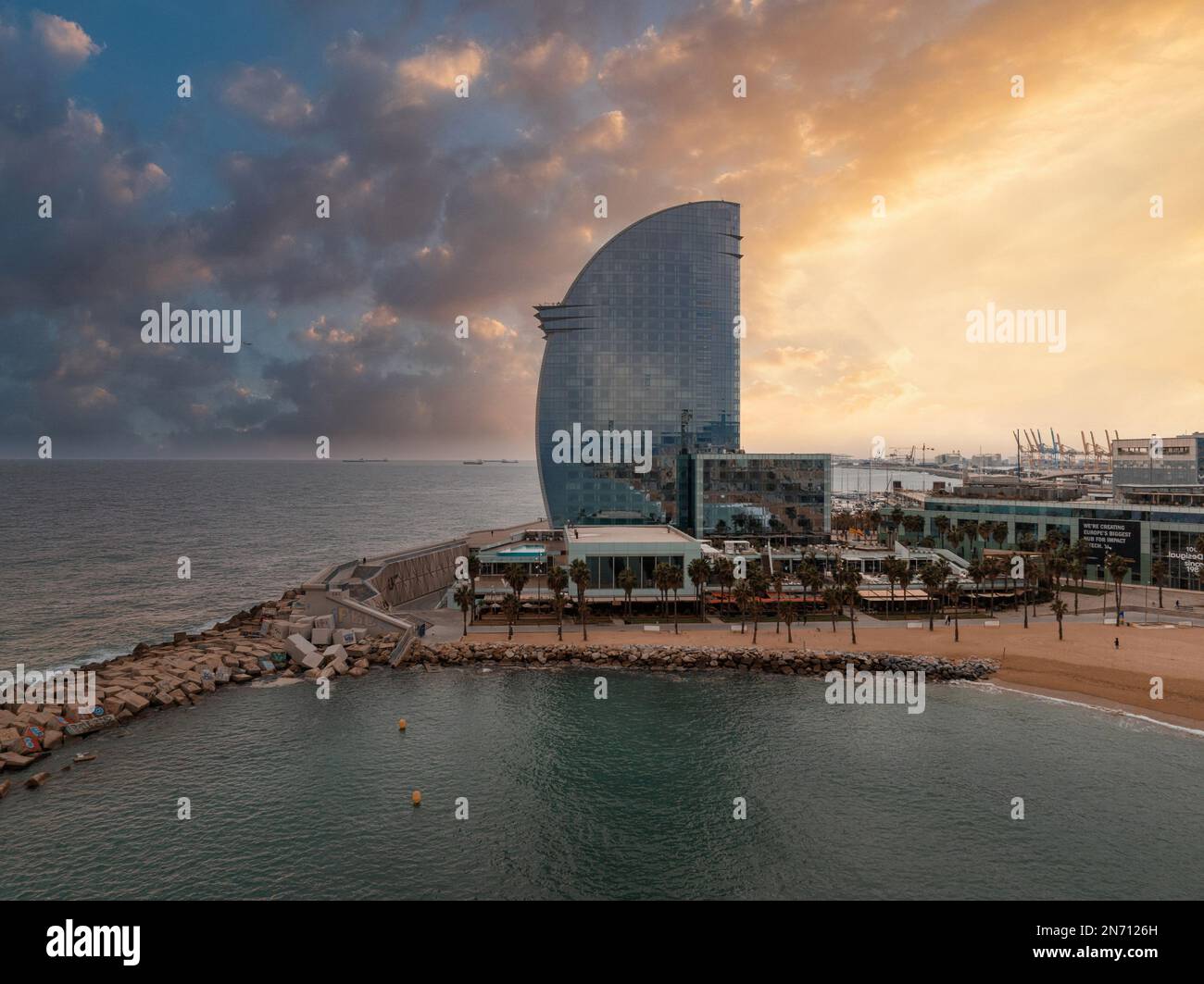 Vue aérienne de la célèbre plage de Barceloneta avec l'hôtel de luxe W ...