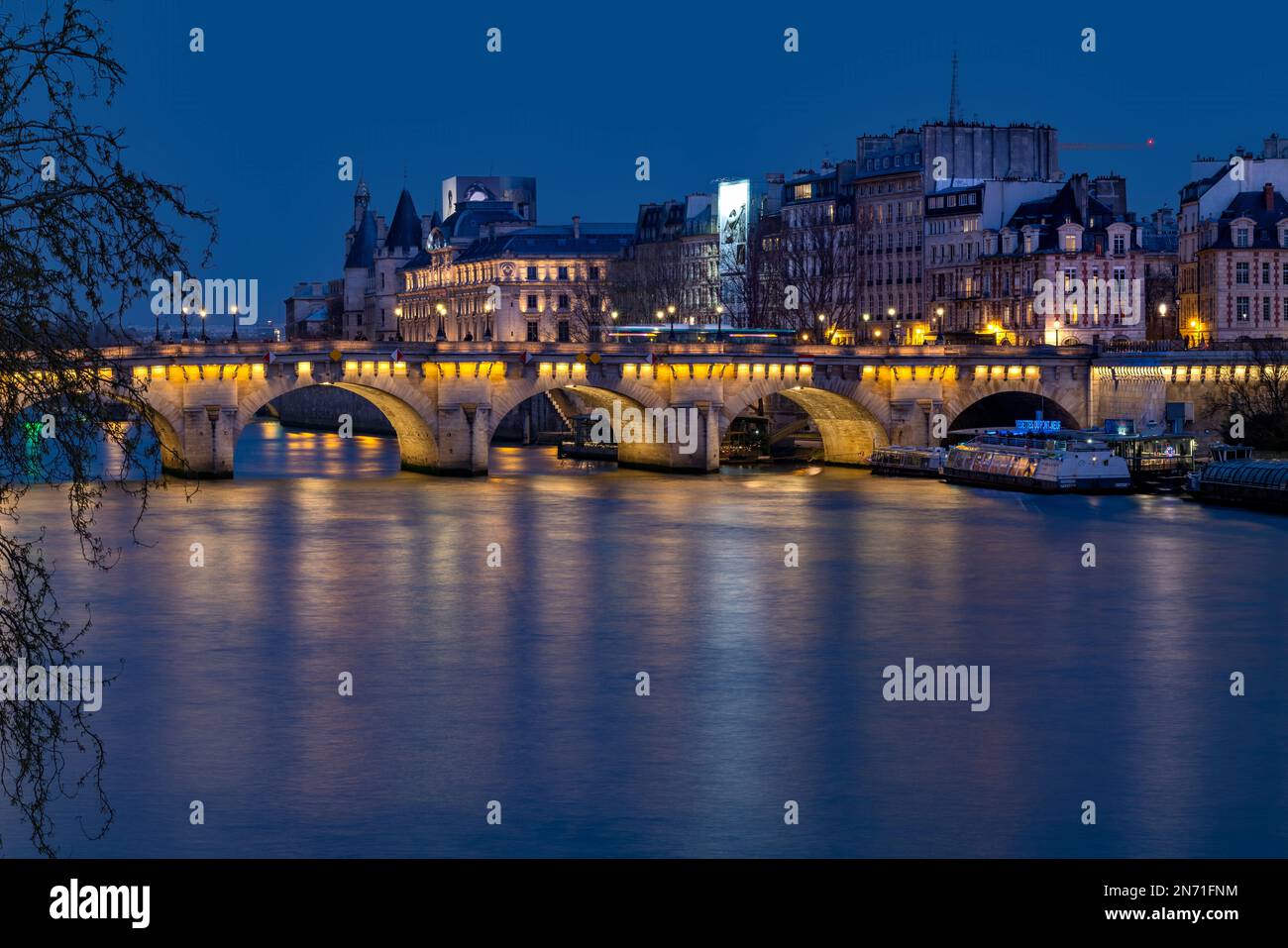 Pont neuf paris night Banque de photographies et d’images à haute ...