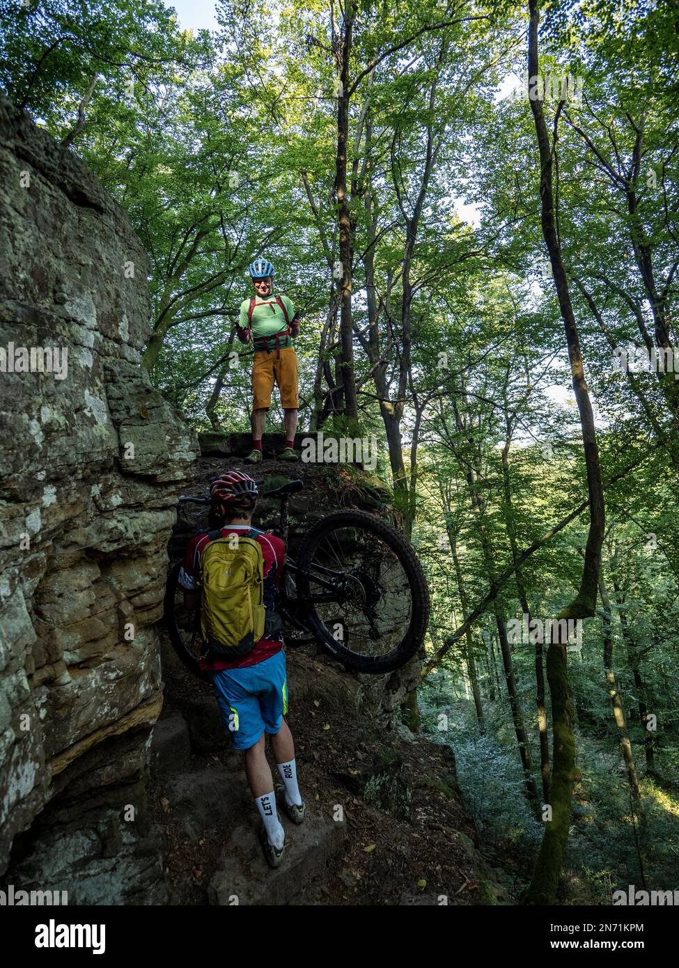 E-motard de montagne sur un seul sentier dans le Mullerthal. Chemin ...